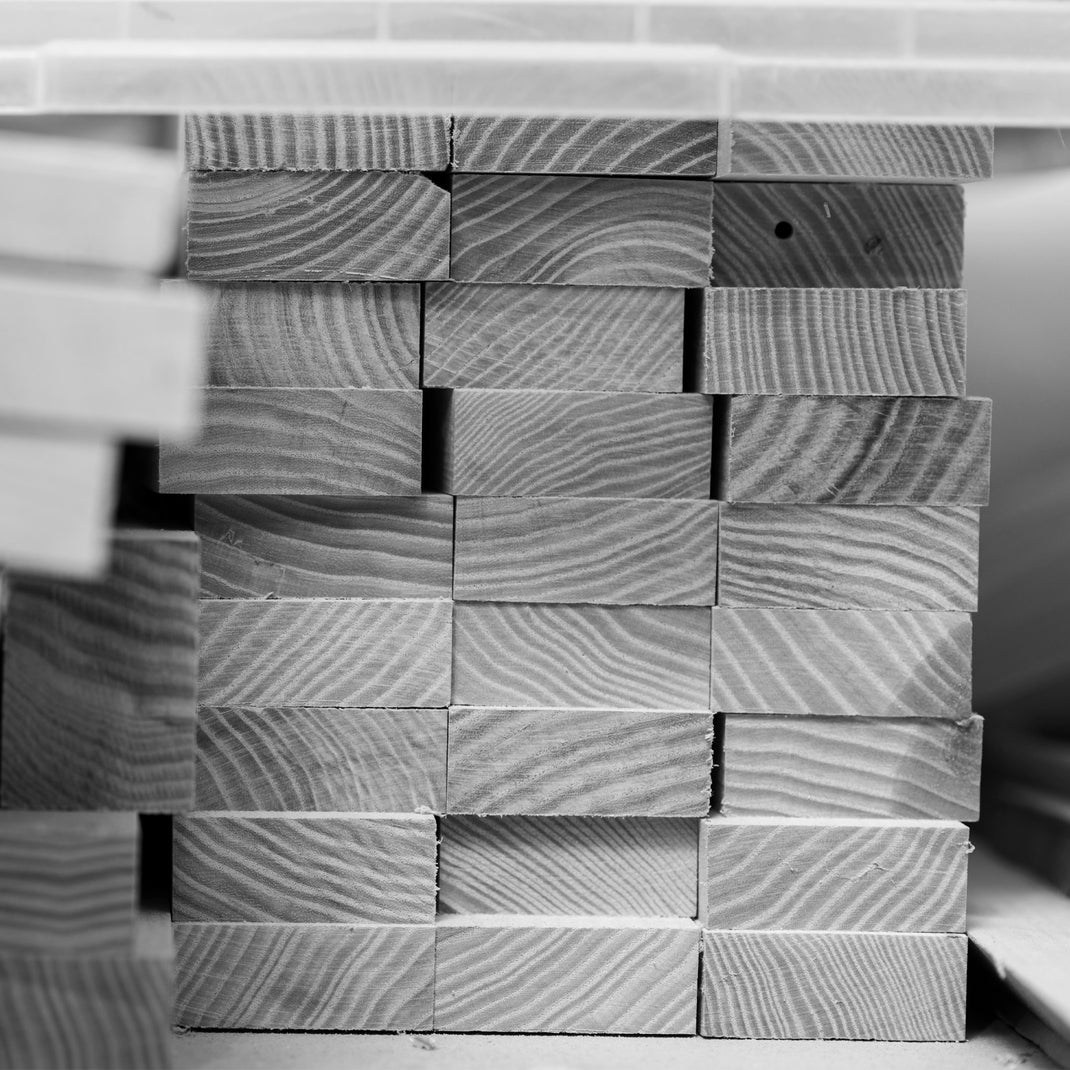 Poltrona Telma Madeira Freijó Assento Estofado Linho Claro – Toth Móveis